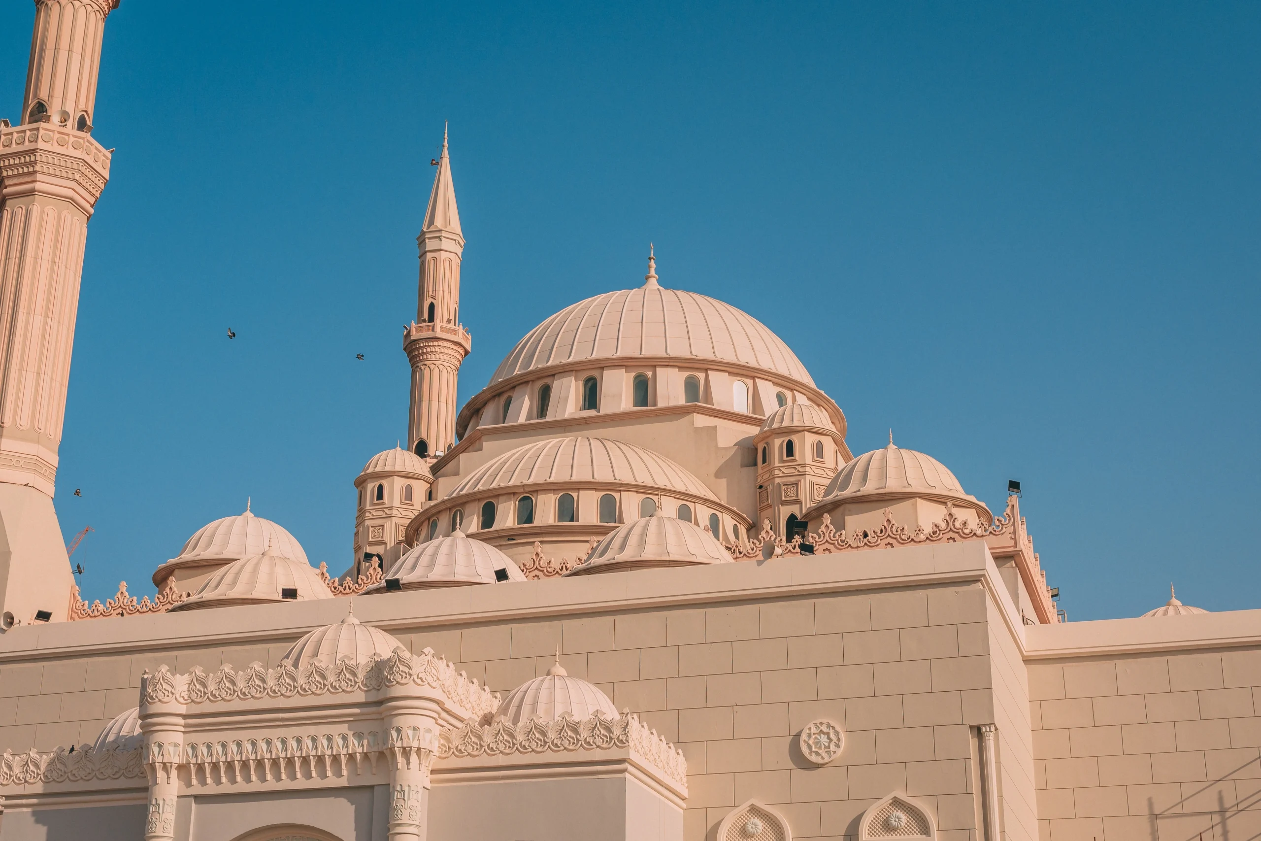 3 Contoh Desain Masjid Timur Tengah yang Indah dan Memukau!